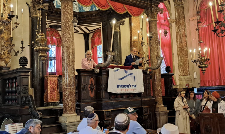 VENEZIA - I genitori di Or Lamishpachot in sinagoga - Moked